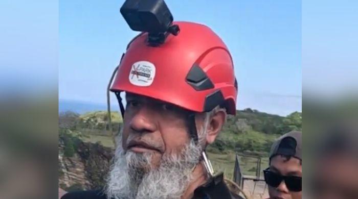 Zakir Naik makes 430ft bungee jump at Bali beach - nuzify.com